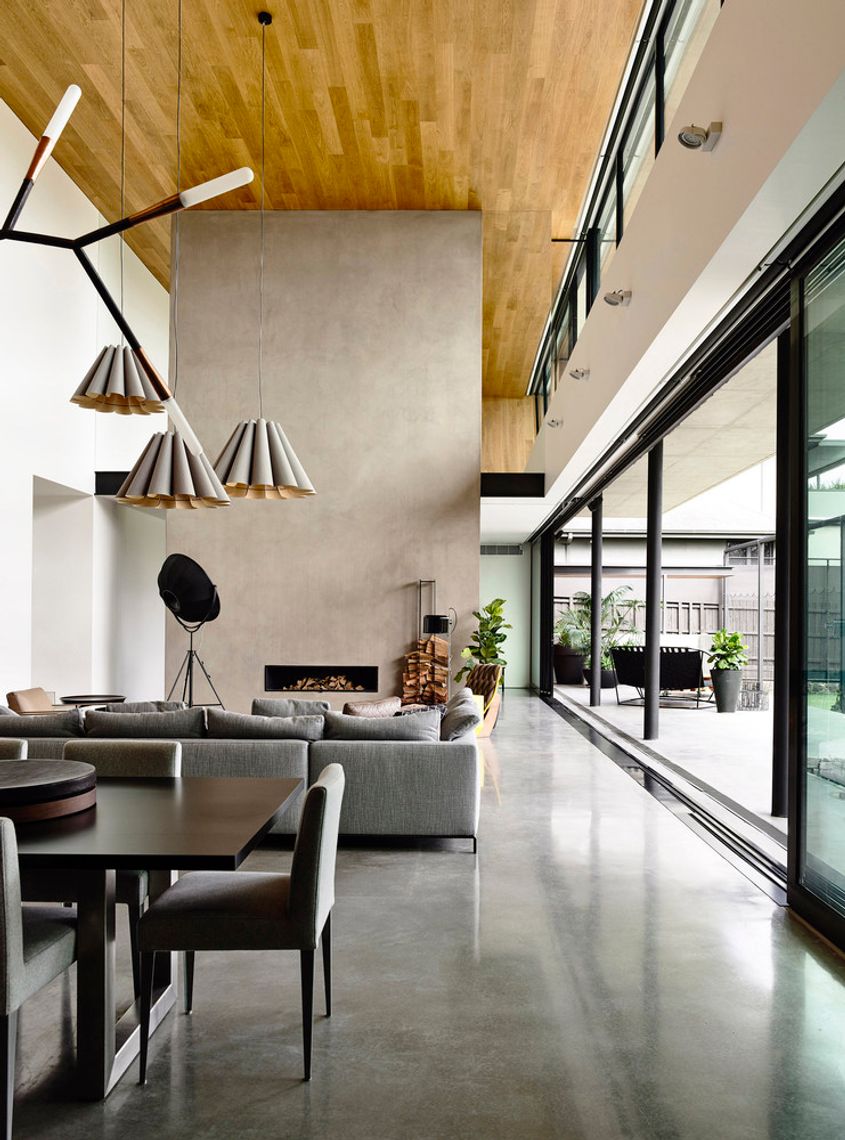 Concrete House's Tapered Form Frames the View