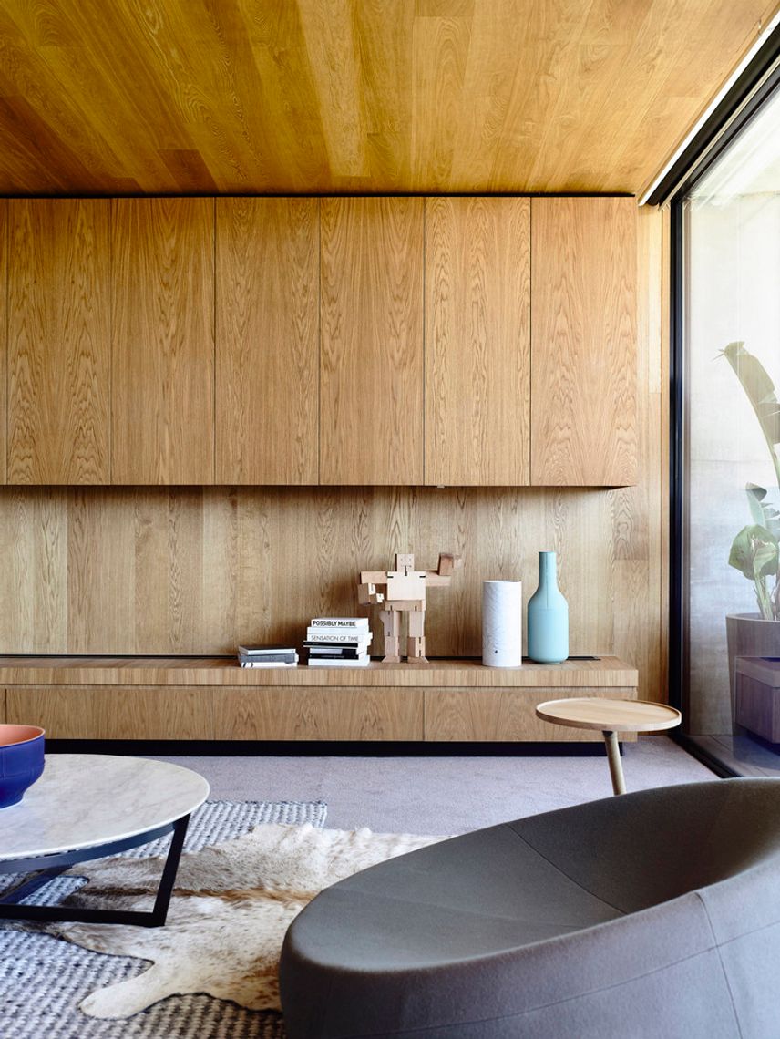 Concrete House's Tapered Form Frames the View