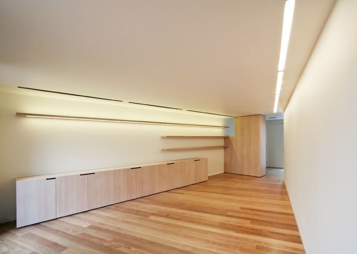 Five Courts House's Introverted Design Overcomes Its Gritty Site