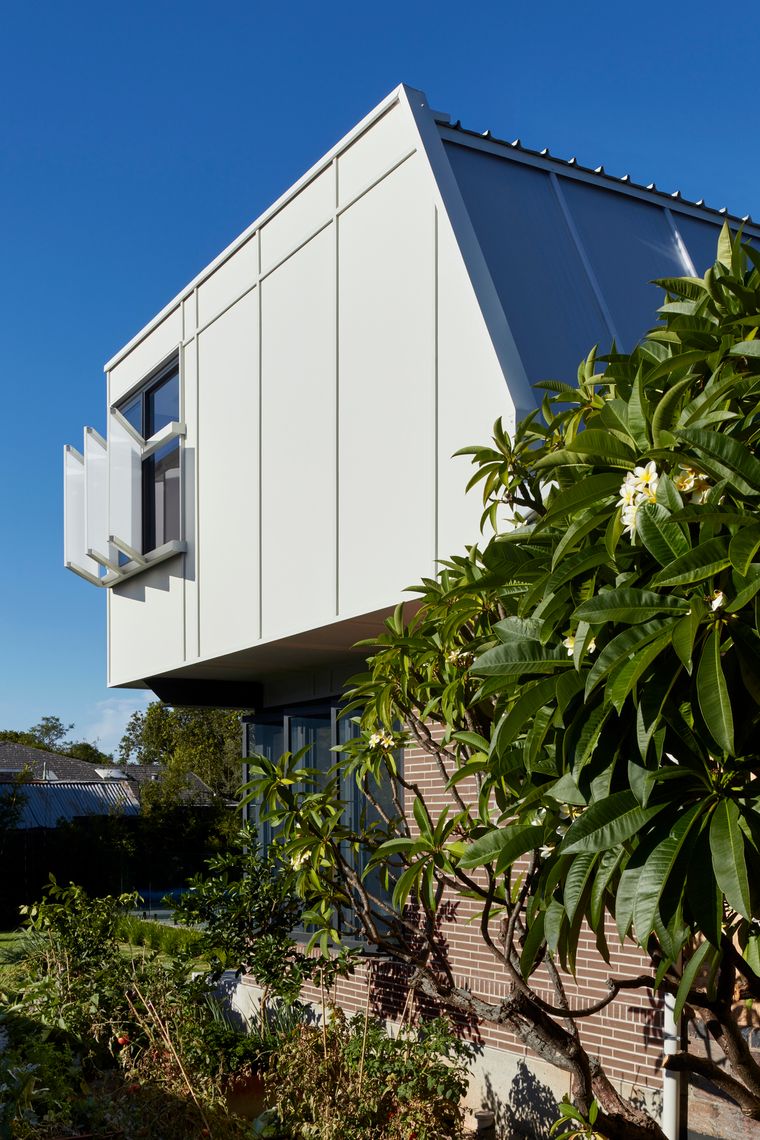 Clever Design Brings Light Into the Heart of this Bungalow