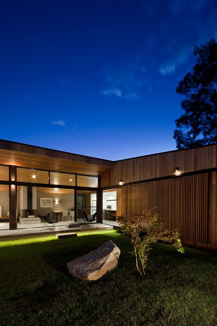 Hover House Drops in on a Disused Backyard Tennis Court in Mt Martha