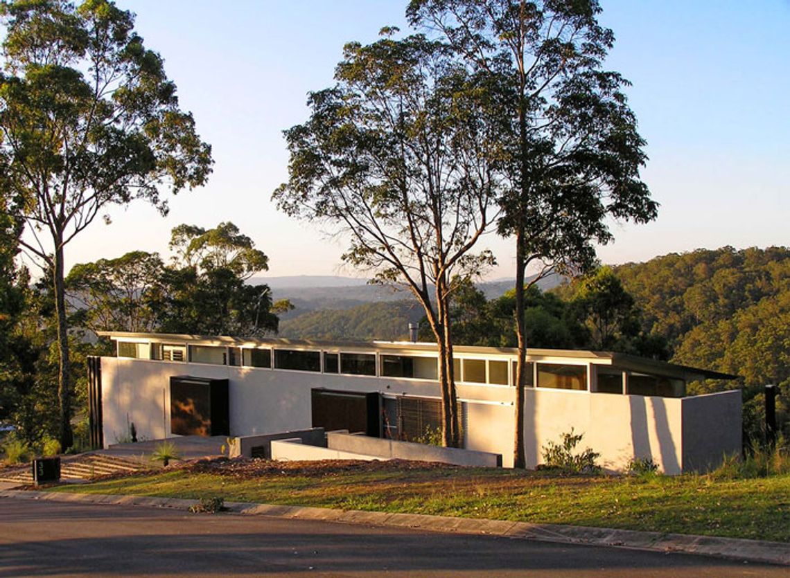 Mount Ninderry House: Low Budget Sustainable House in Picturesque Surrounds