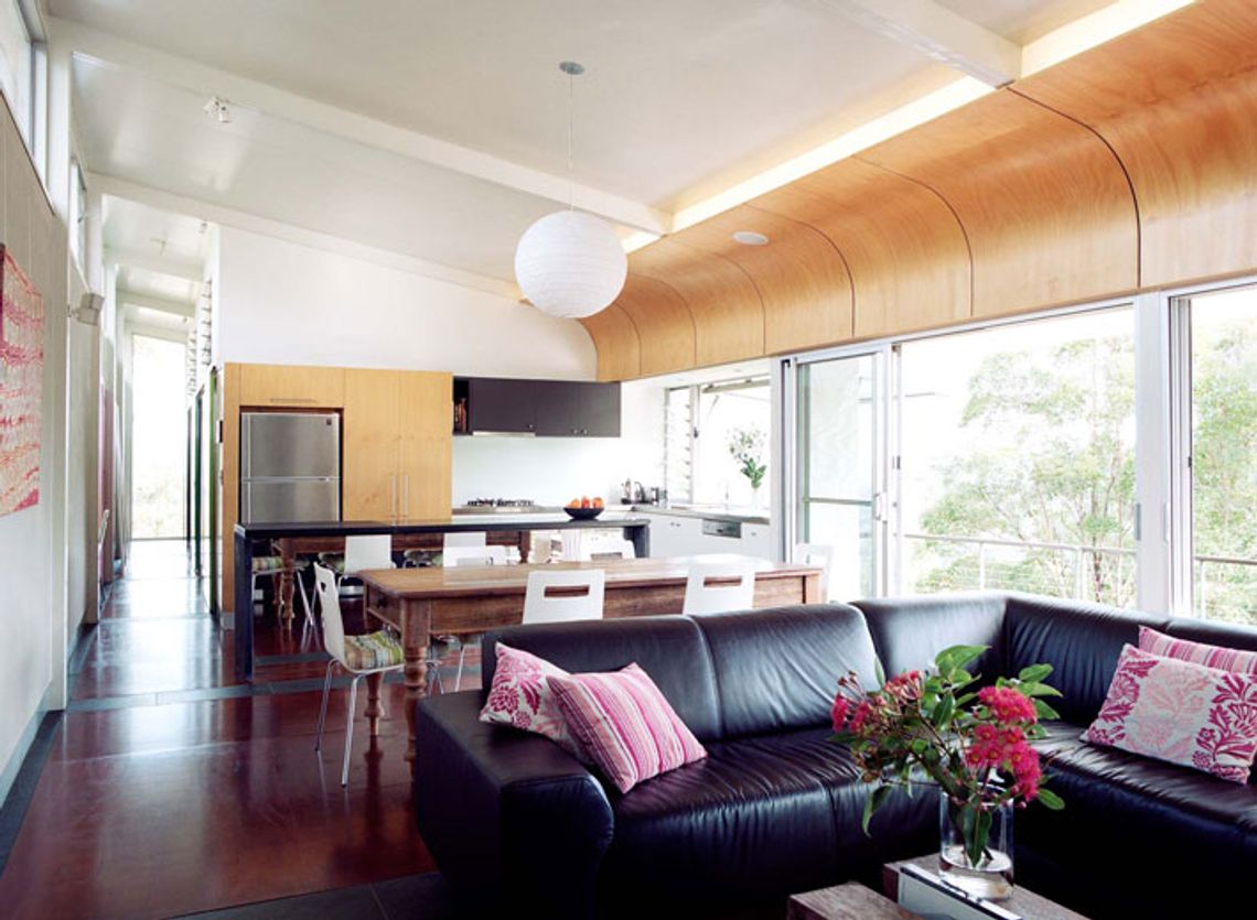 Mount Ninderry House: Low Budget Sustainable House in Picturesque Surrounds