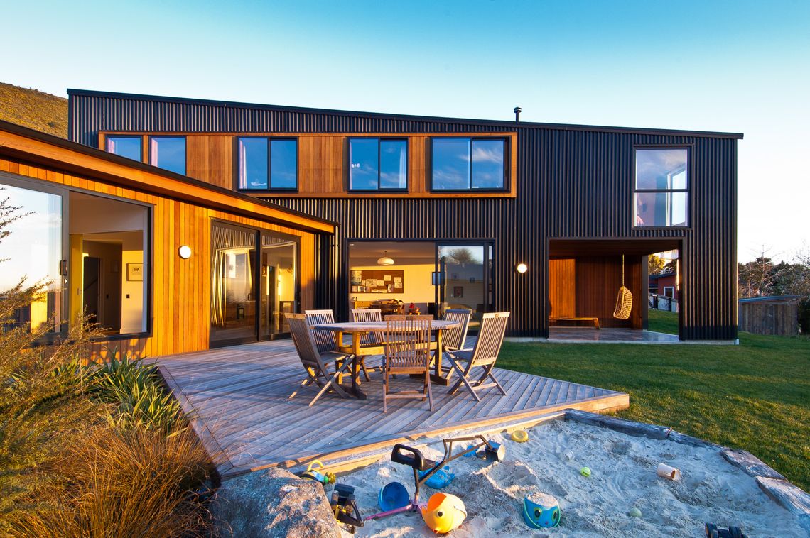 Warm NZ House Designed to Embrace the Sun and View of Tasman Bay
