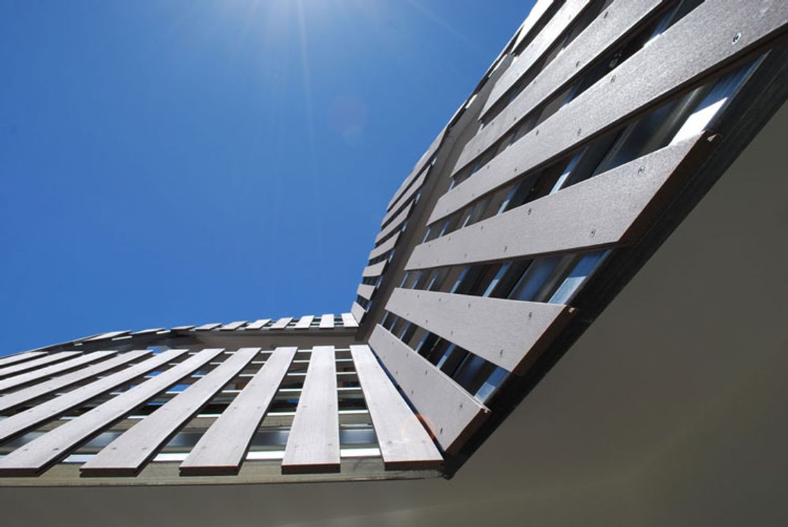 Reverse Shadow Casting Ensures This House Has a Sunny Garden