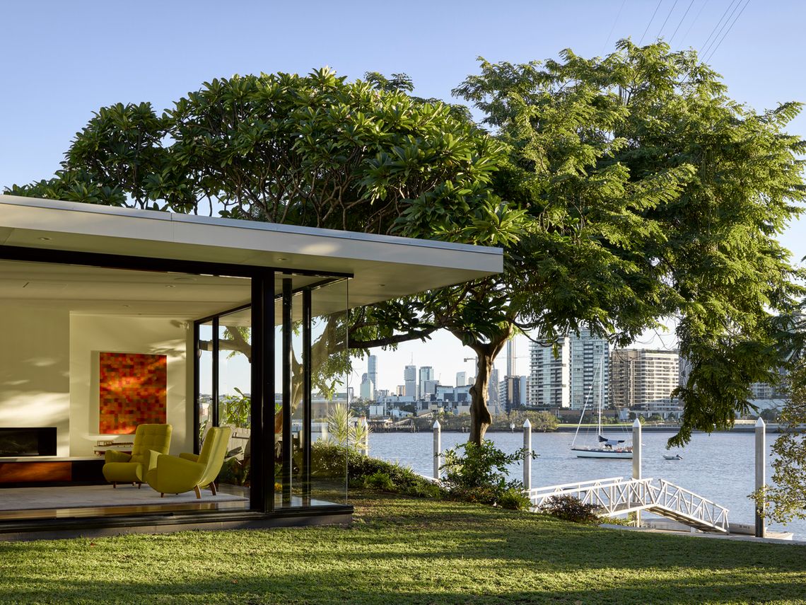 A Small Living Pavilion Brings Owners Closer to the River