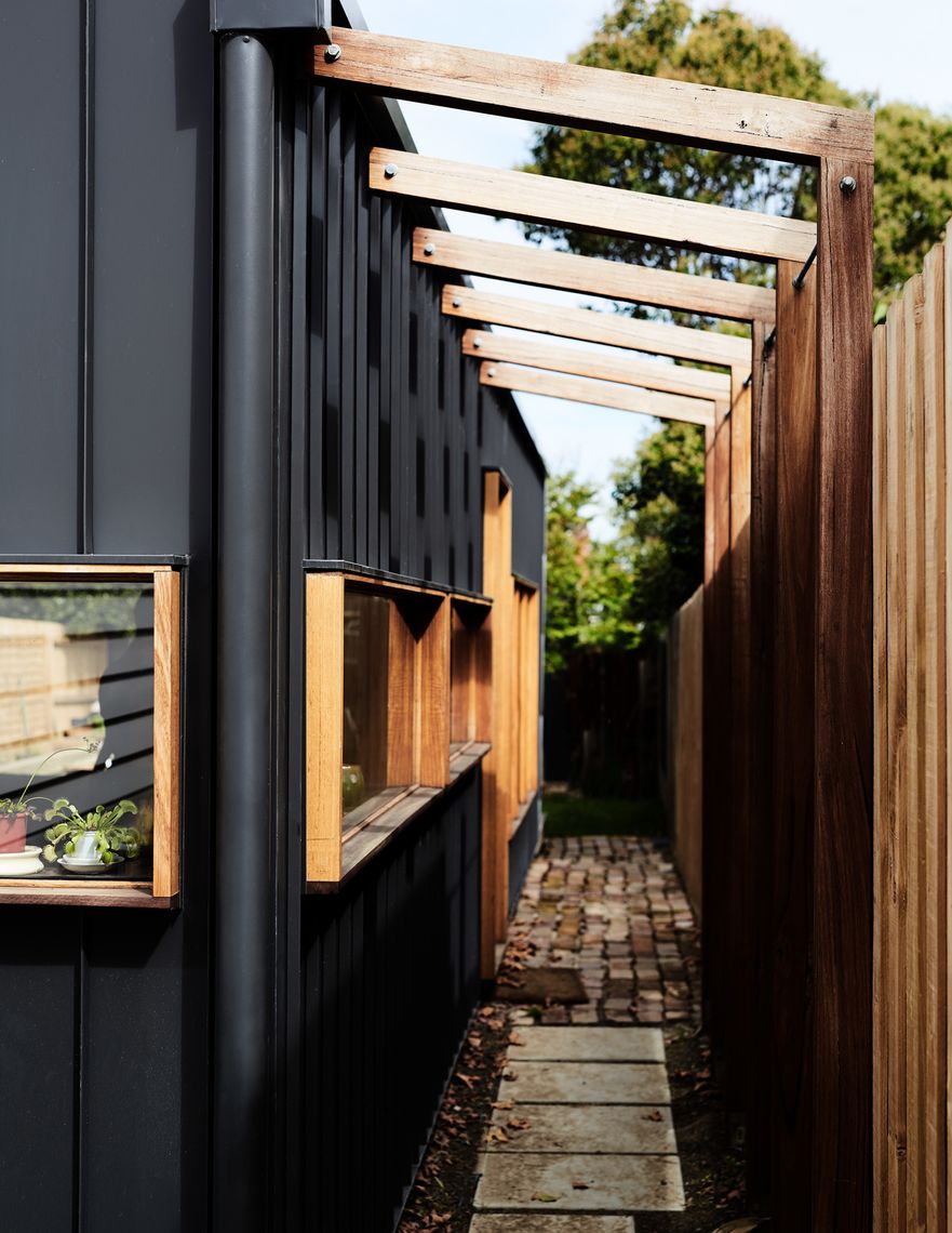 Split End House's Cranking and Splitting Roof Lets Light In