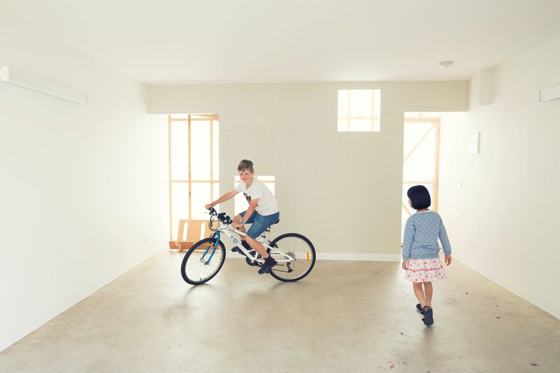 A Translucent Studio Creates a Soft Backdrop for an Inner City Yard