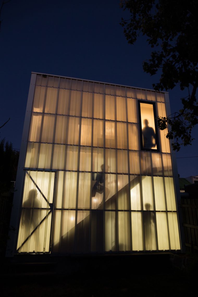 A Translucent Studio Creates a Soft Backdrop for an Inner City Yard