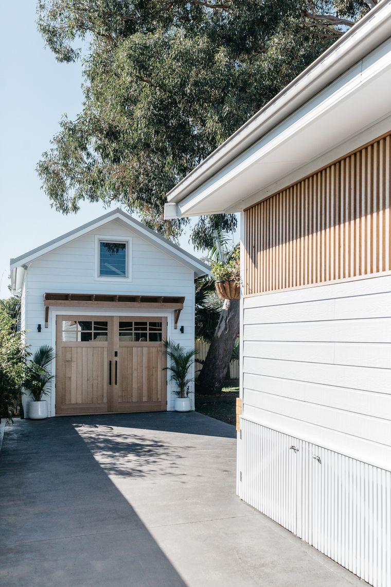 A Renovation Project for a Woodworker Captures Laid-back Beach Vibes