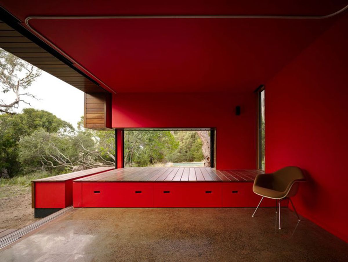 A Multi-Generational Holiday Home Balances Connectivity and Solace