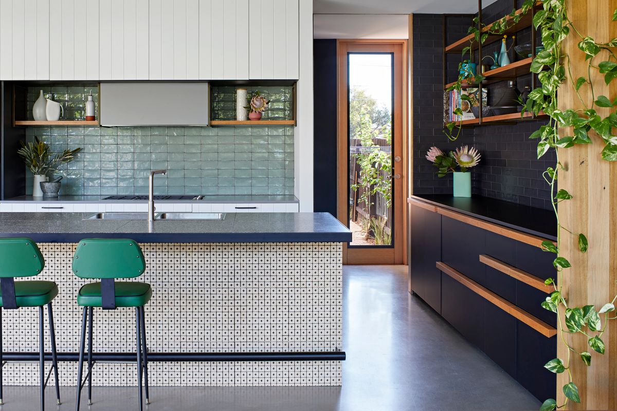 A Light-filled Annexe-like Addition Opens This Home Up to the Garden