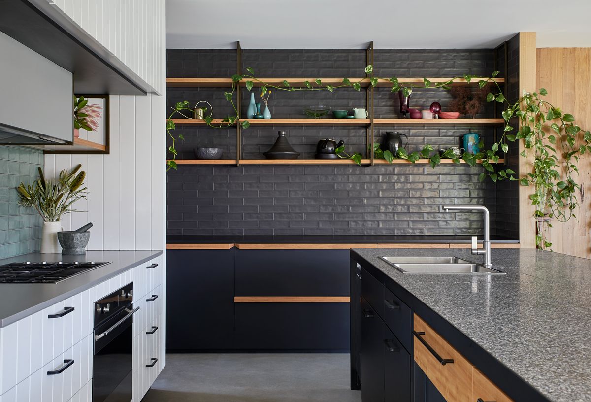 A Light-filled Annexe-like Addition Opens This Home Up to the Garden