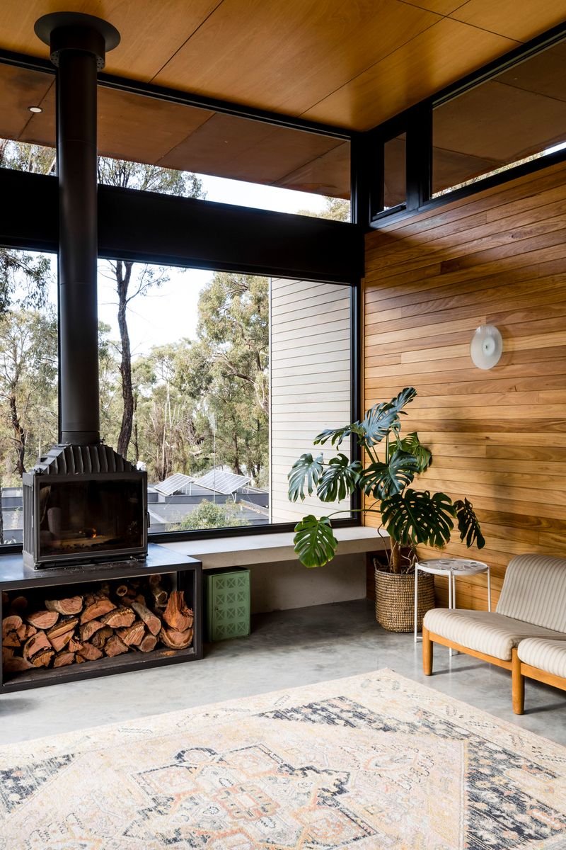 You'd Never Know How Close the Neighbours Are in This Bush Hideaway