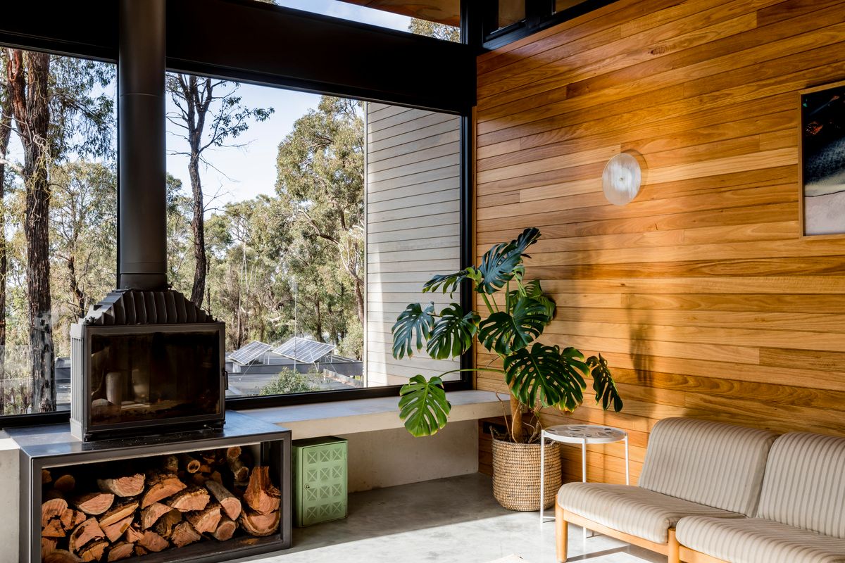 You'd Never Know How Close the Neighbours Are in This Bush Hideaway