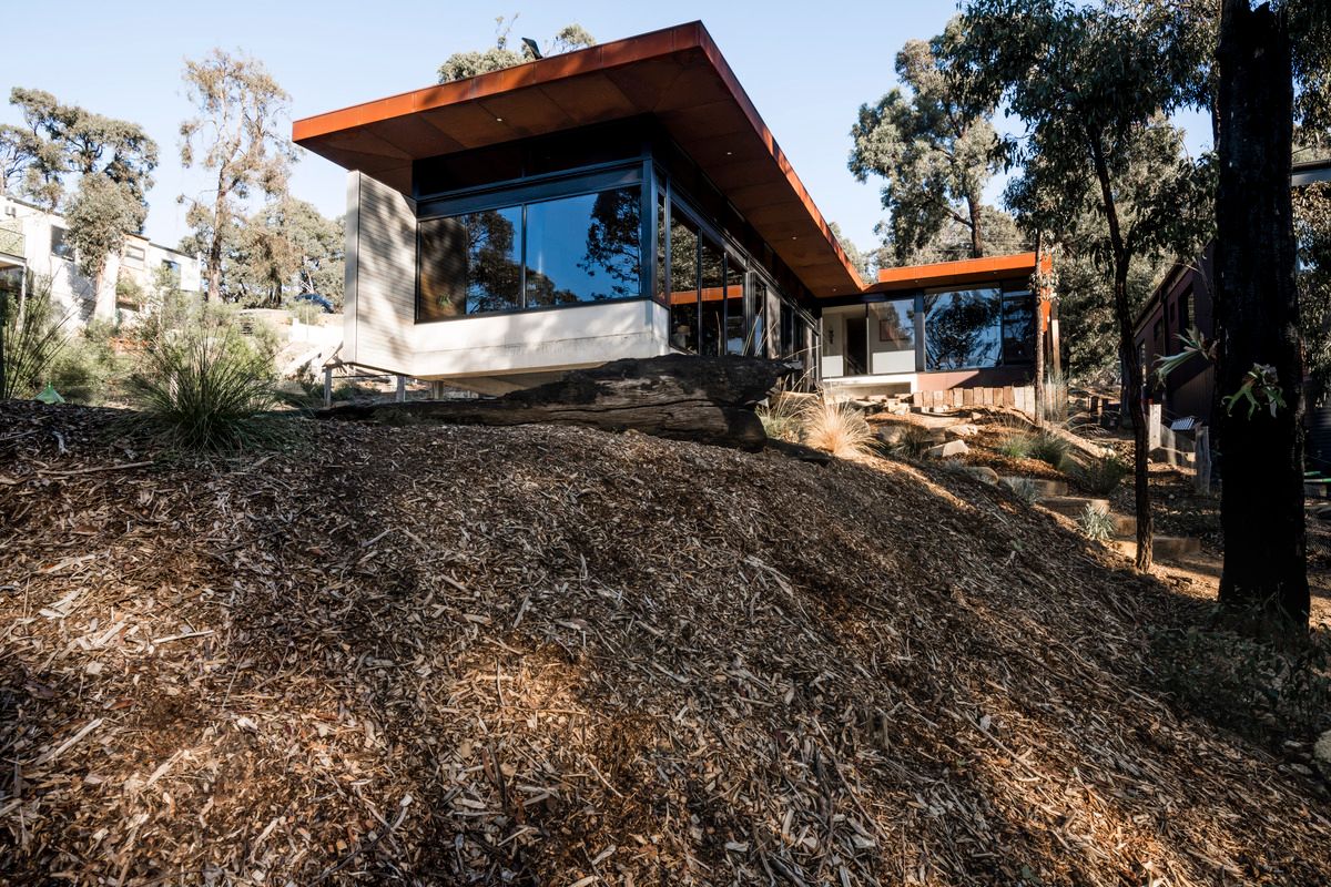 You'd Never Know How Close the Neighbours Are in This Bush Hideaway