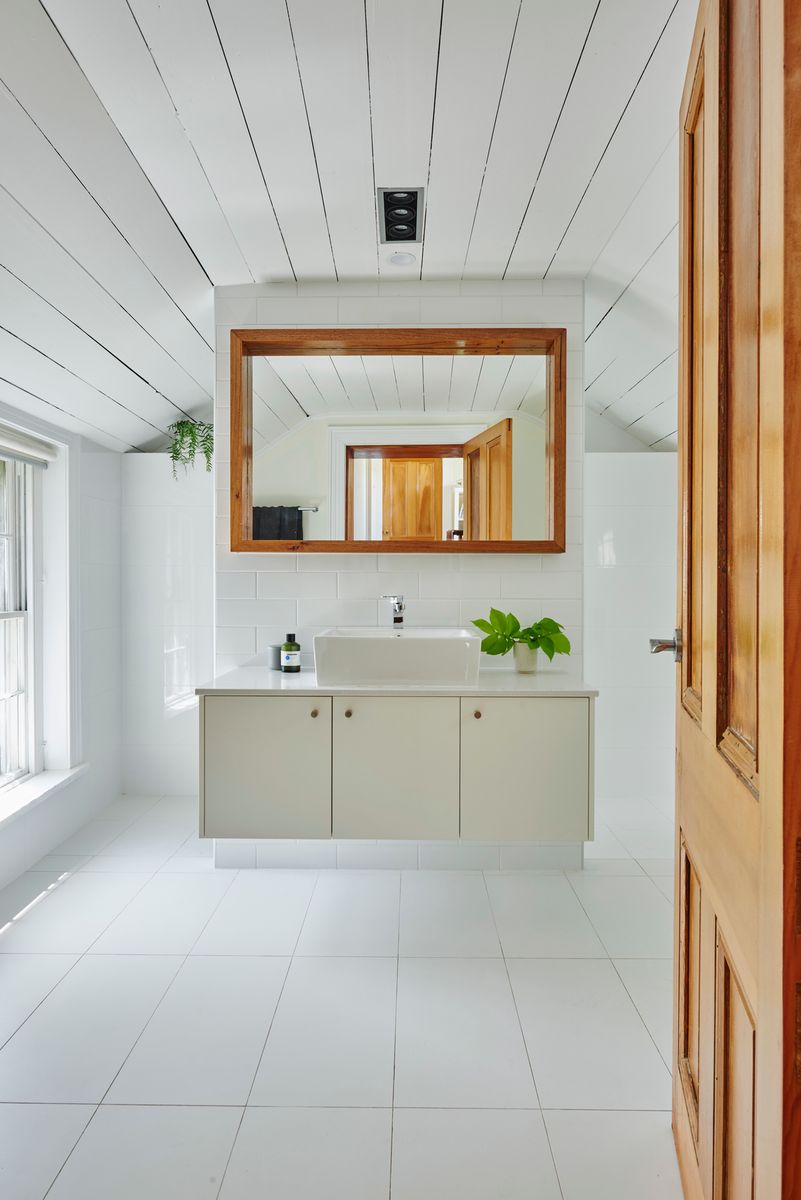 A Sunny Glass Box Helps This Bluestone Cottage Connect to the Garden