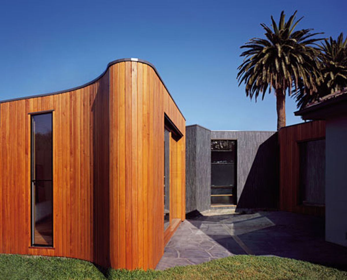 Boundary House Extension Grows to Create Internal Courtyard