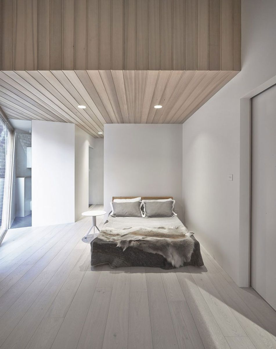 Bow House Twists and Contorts to Let the Sun In