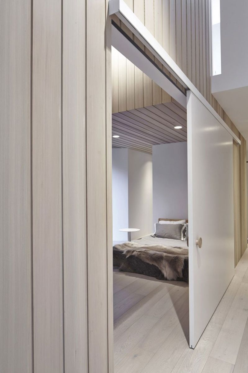 Bow House Twists and Contorts to Let the Sun In