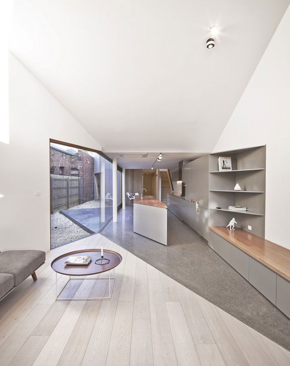 Bow House Twists and Contorts to Let the Sun In