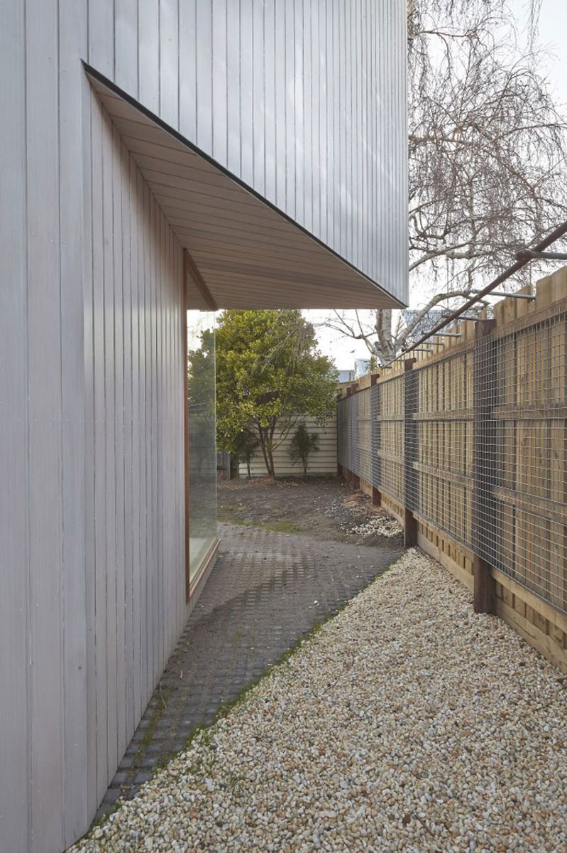Bow House Twists and Contorts to Let the Sun In