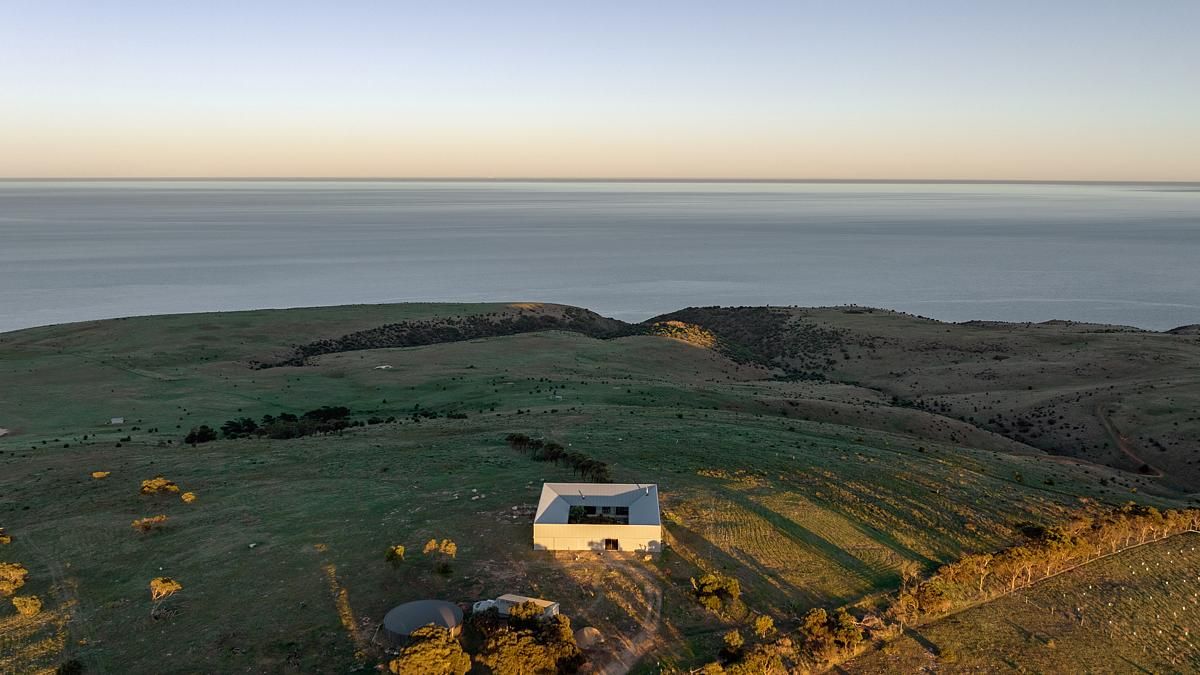 Reimagining Tradition: An Off-Grid Farmhouse in Carrickalinga