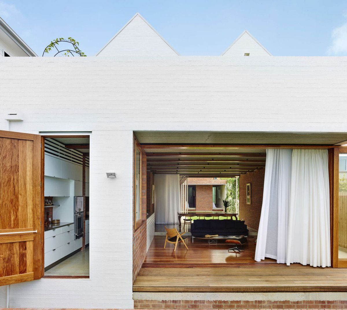 Christian Street House Takes Advantage of Benign Subtropical Climate