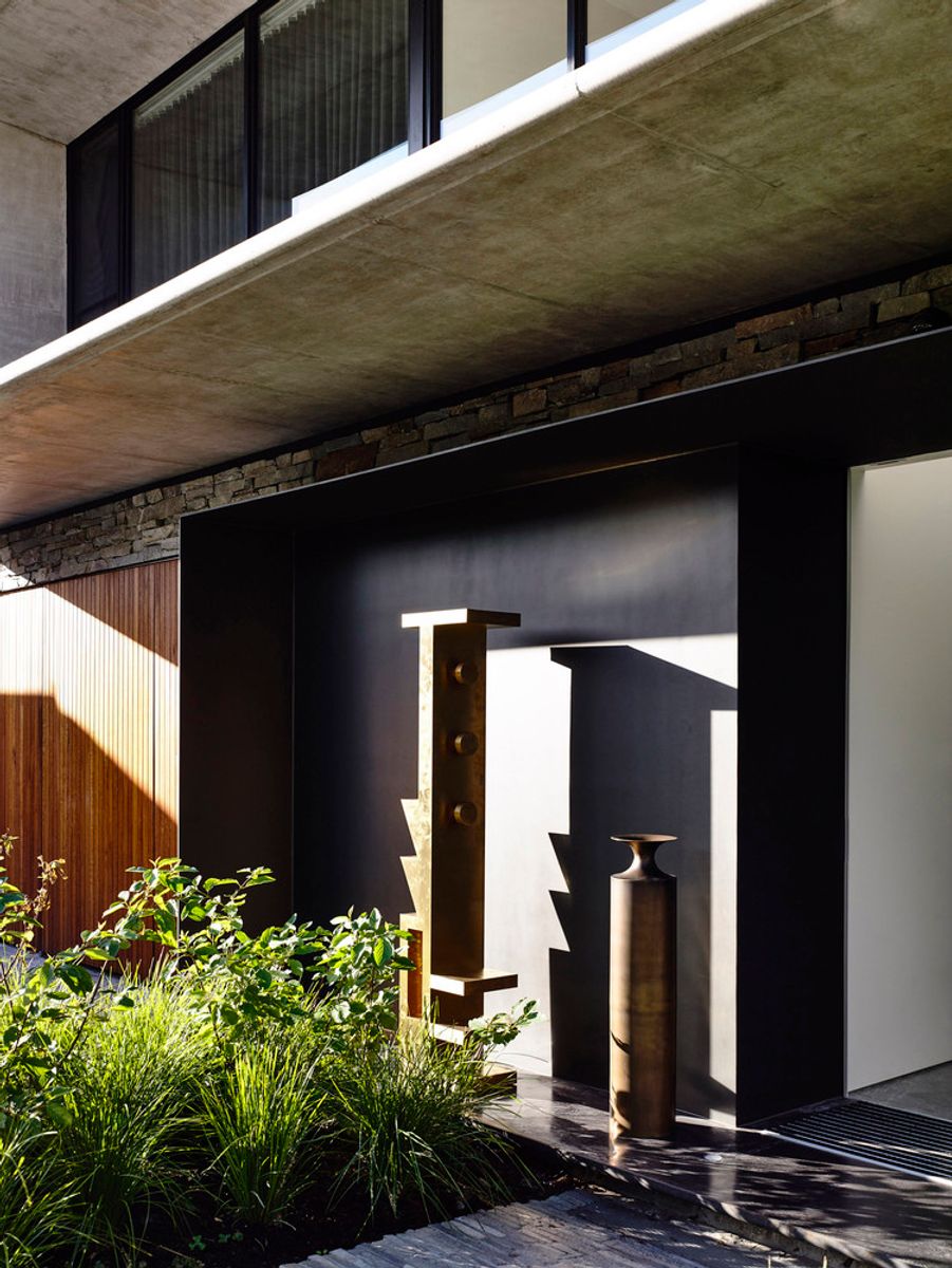 Concrete House's Tapered Form Frames the View
