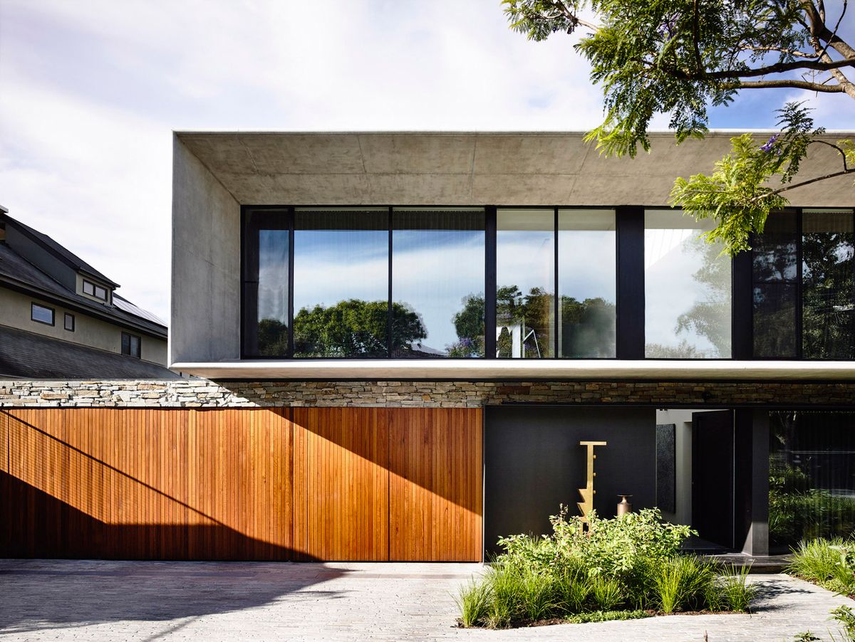 Concrete House's Tapered Form Frames the View