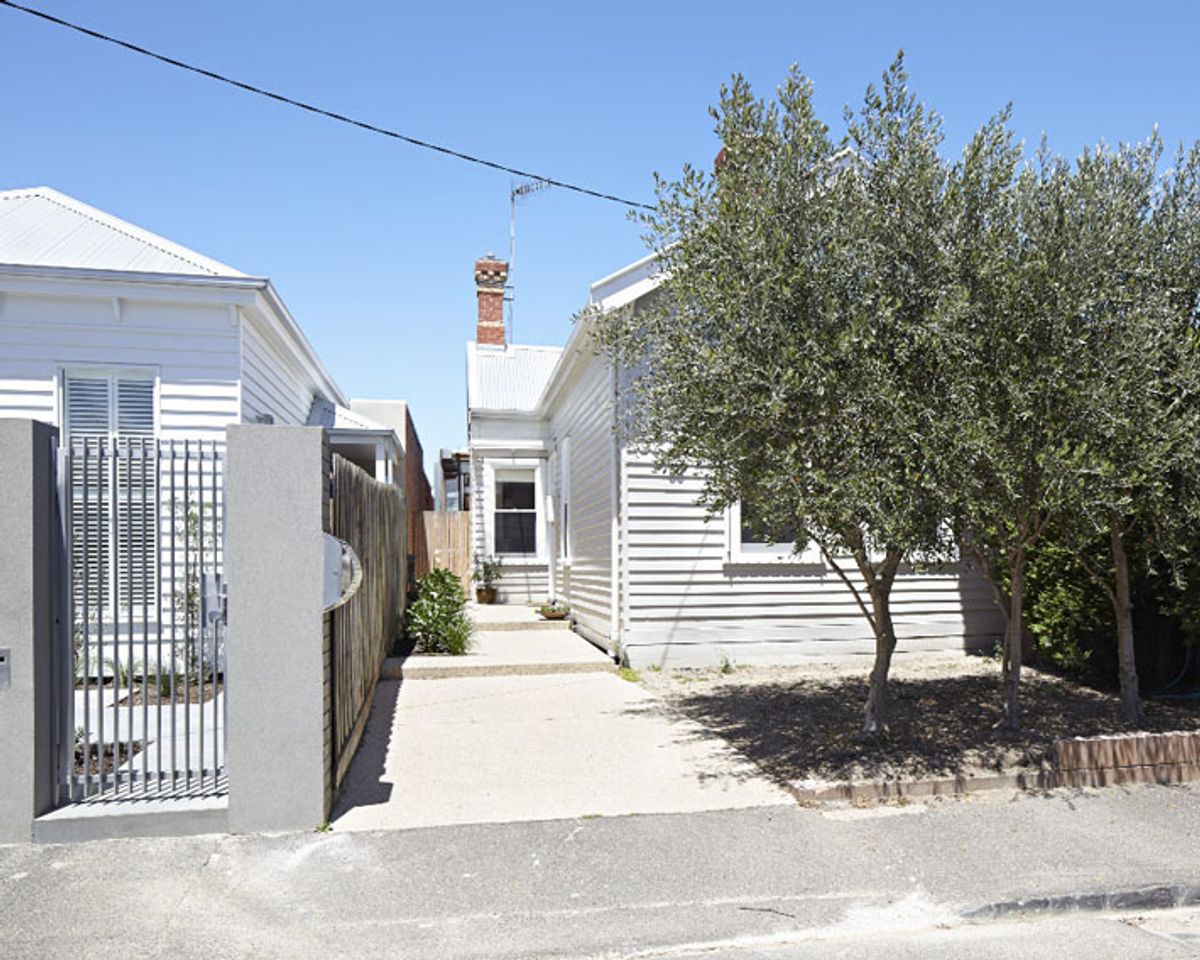 Convertible Courtyard House: When The Clouds Roll In, So Does the Roof