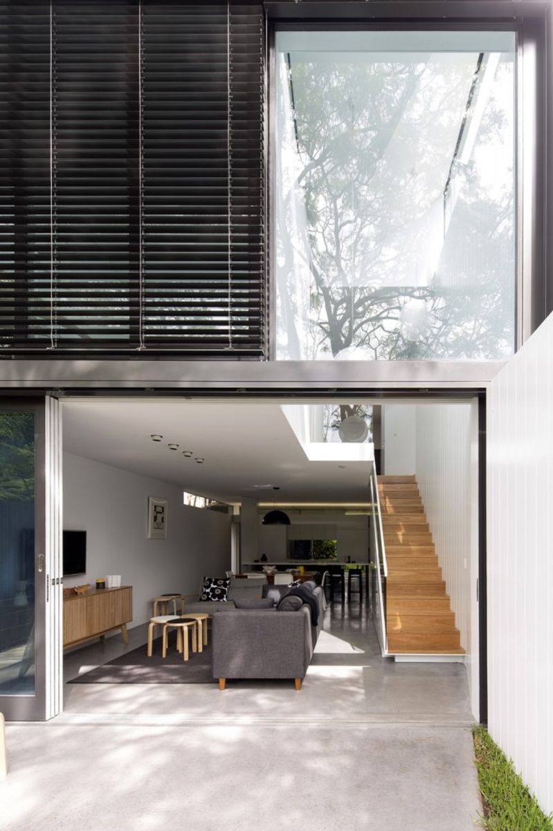 Cosgriff House: Semi-Subterranean Extension for Backyard Connection