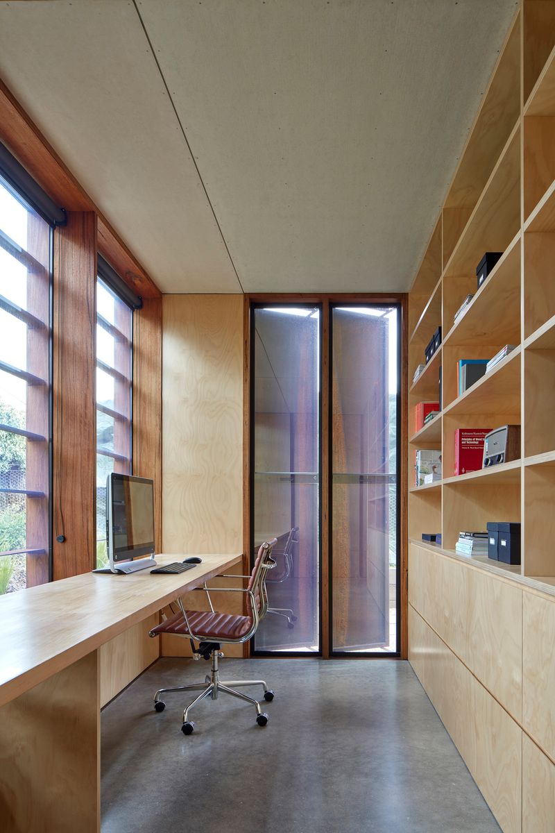 A Courtyard Connects Living and Sleeping Areas at this Beach House
