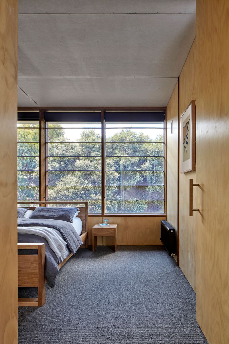 A Courtyard Connects Living and Sleeping Areas at this Beach House