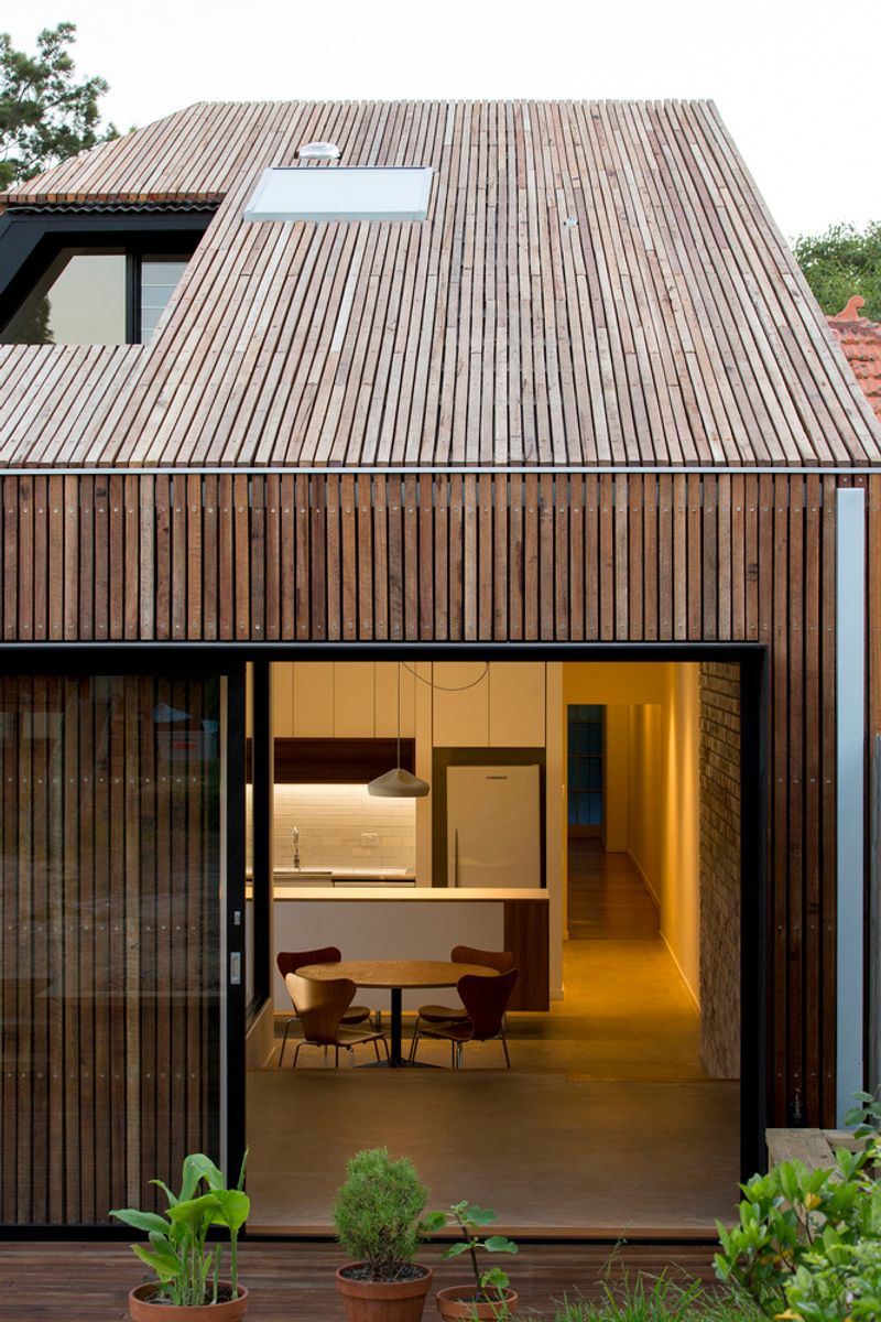 Cut-away Roof House: A Contemporary Addition that Looks Right at Home