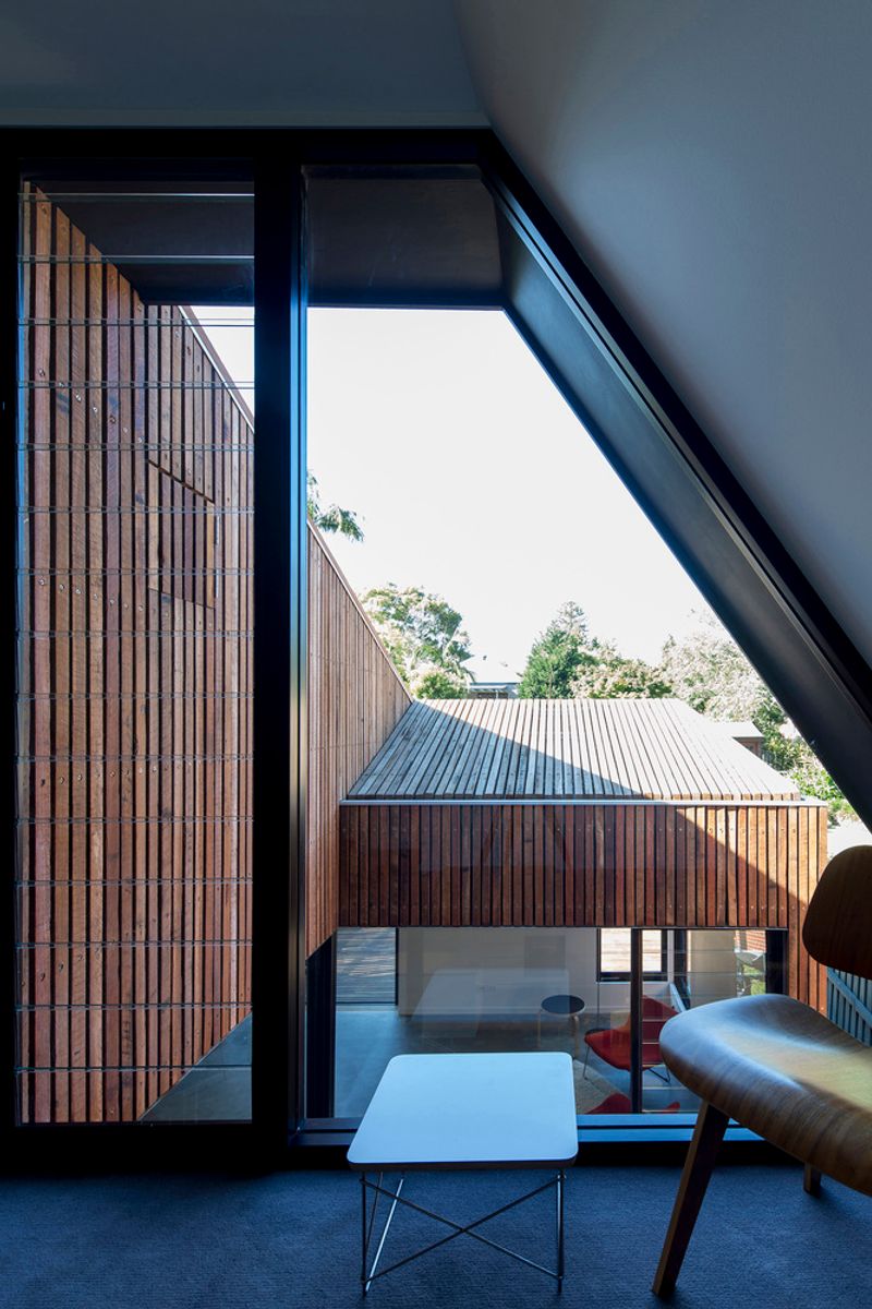 Cut-away Roof House: A Contemporary Addition that Looks Right at Home