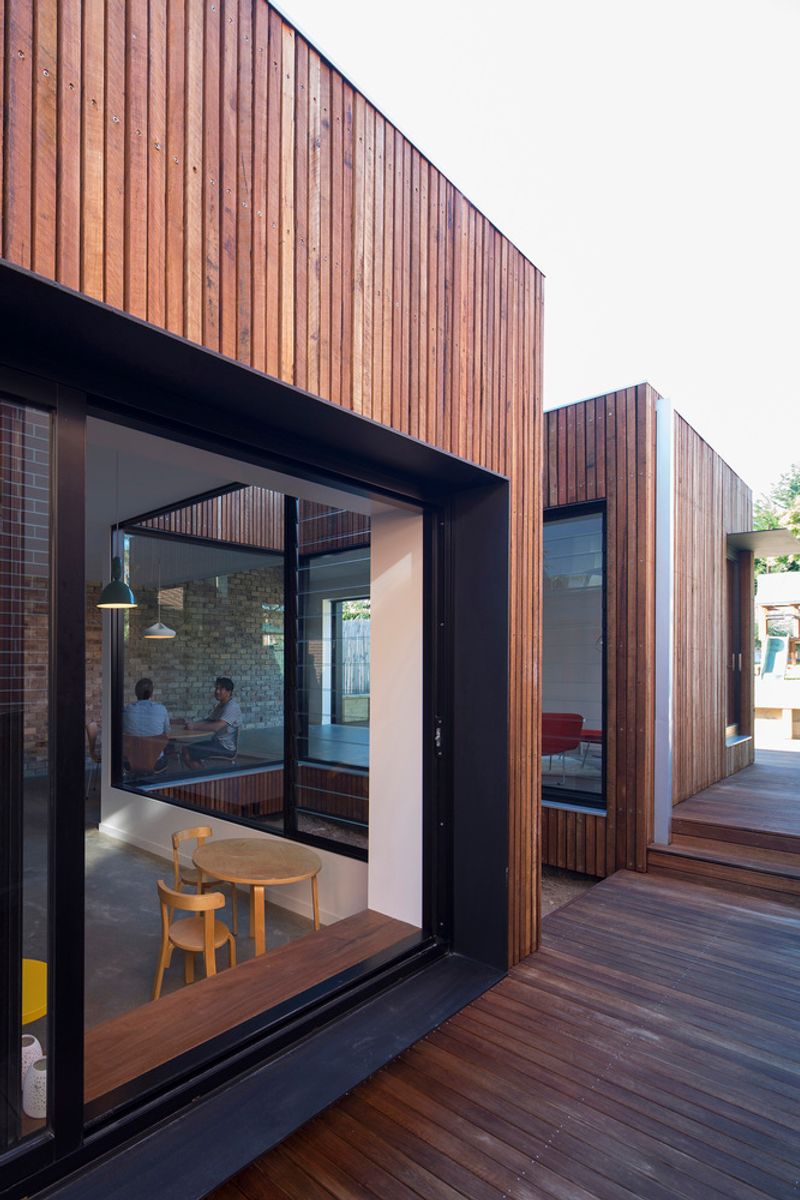 Cut-away Roof House: A Contemporary Addition that Looks Right at Home