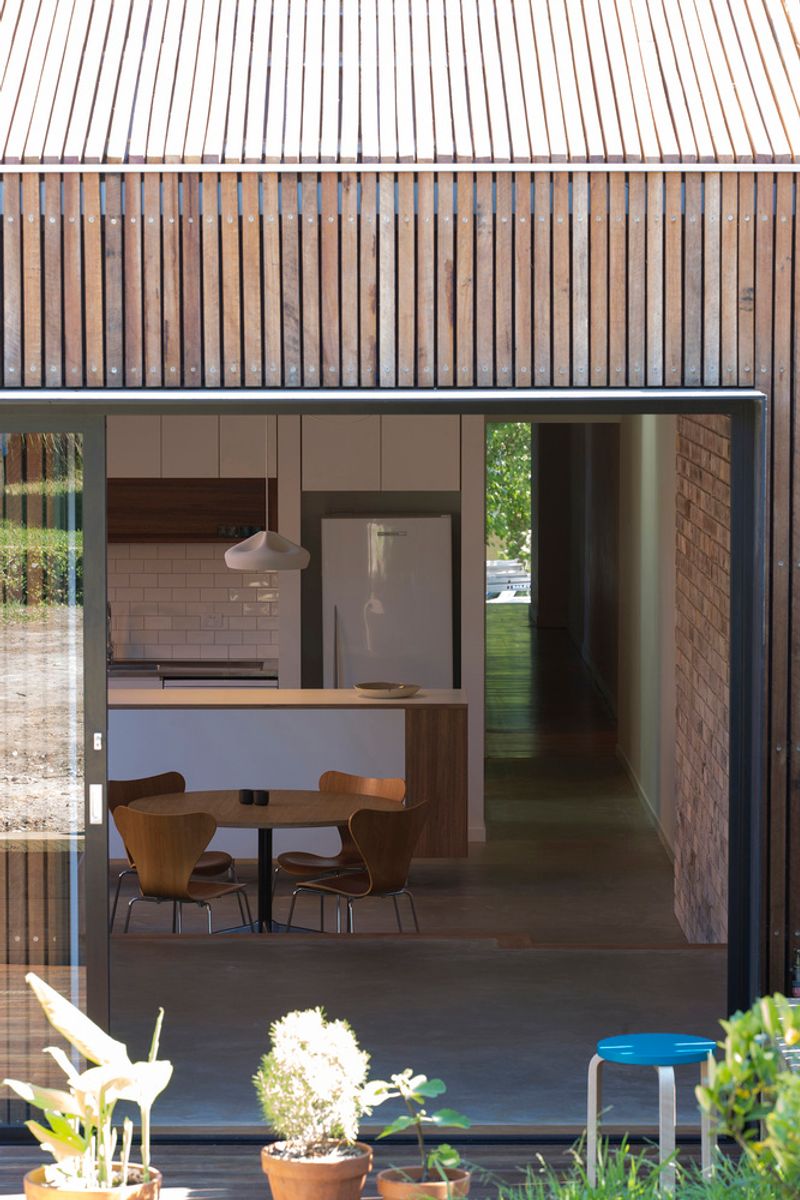 Cut-away Roof House: A Contemporary Addition that Looks Right at Home