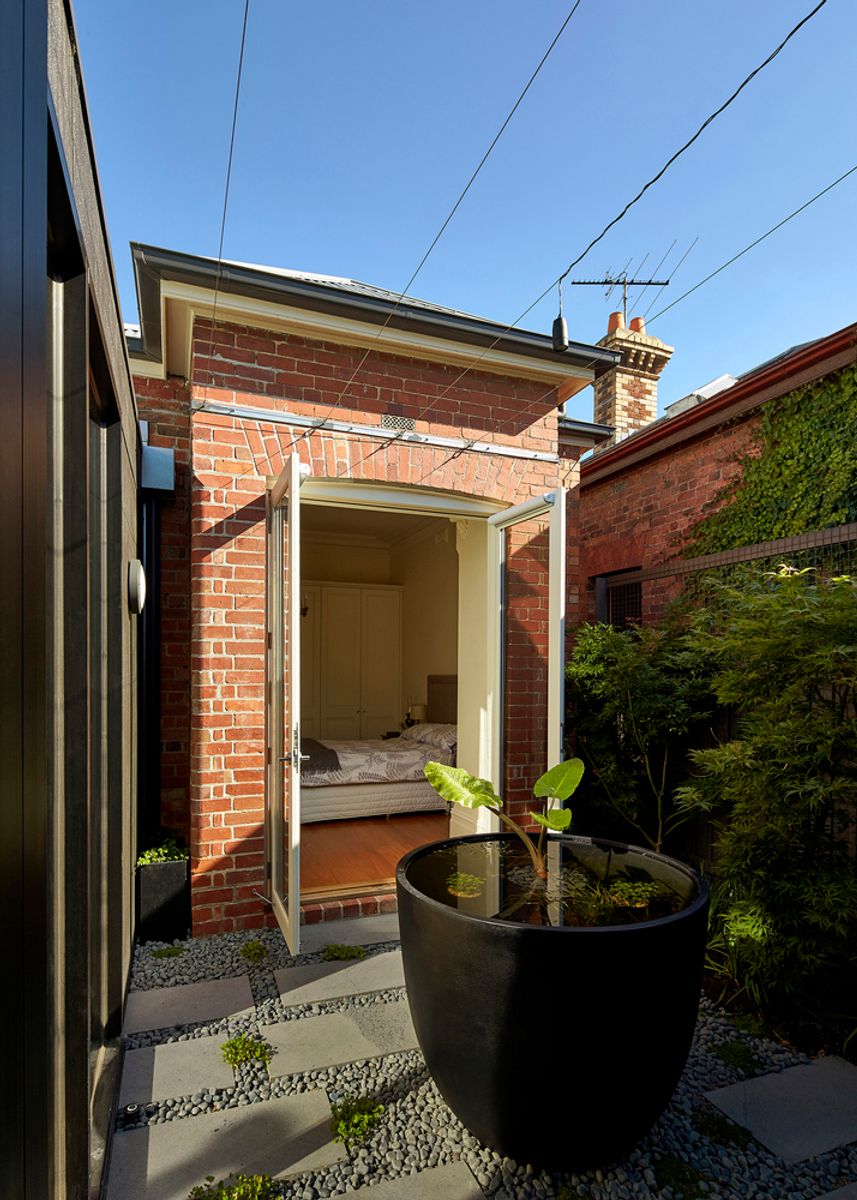 Diagonal House Benefits From a Sunny Aspect and a Lucky Site