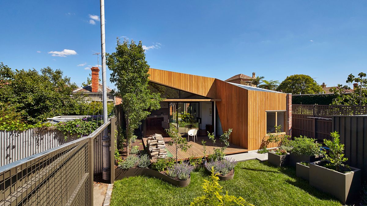 Diagonal House Benefits From a Sunny Aspect and a Lucky Site