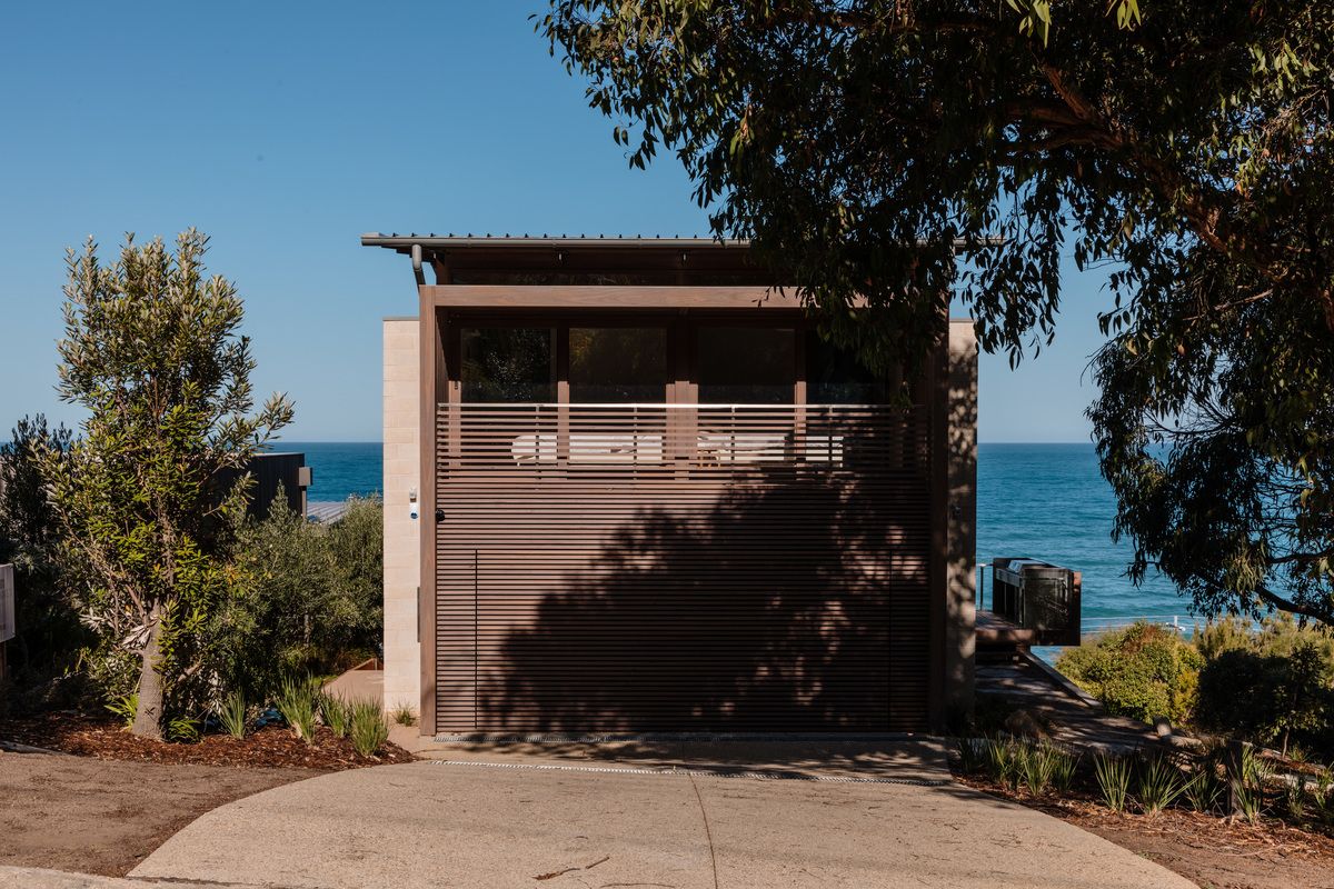 Beach House Uses Its Steeply Sloping Site to Focus and Frame Views