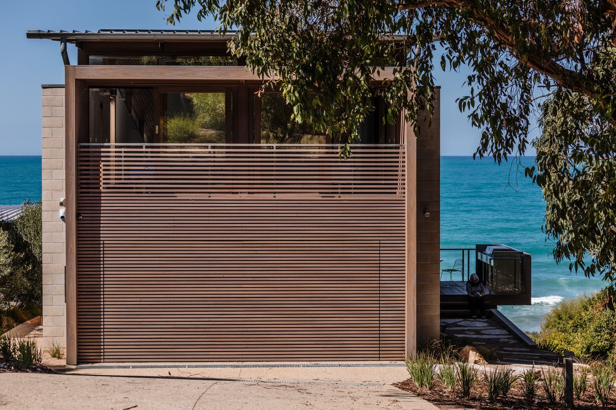 Beach House Uses Its Steeply Sloping Site to Focus and Frame Views