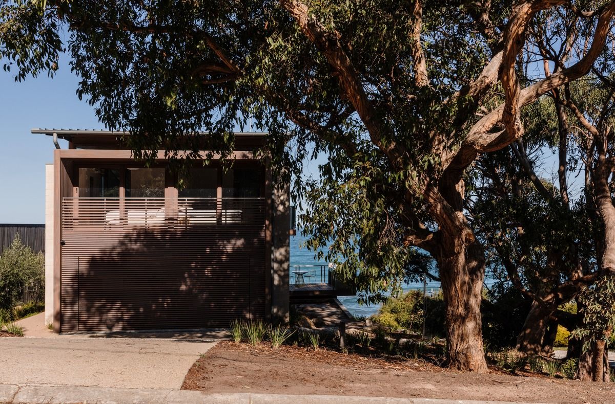 Beach House Uses Its Steeply Sloping Site to Focus and Frame Views