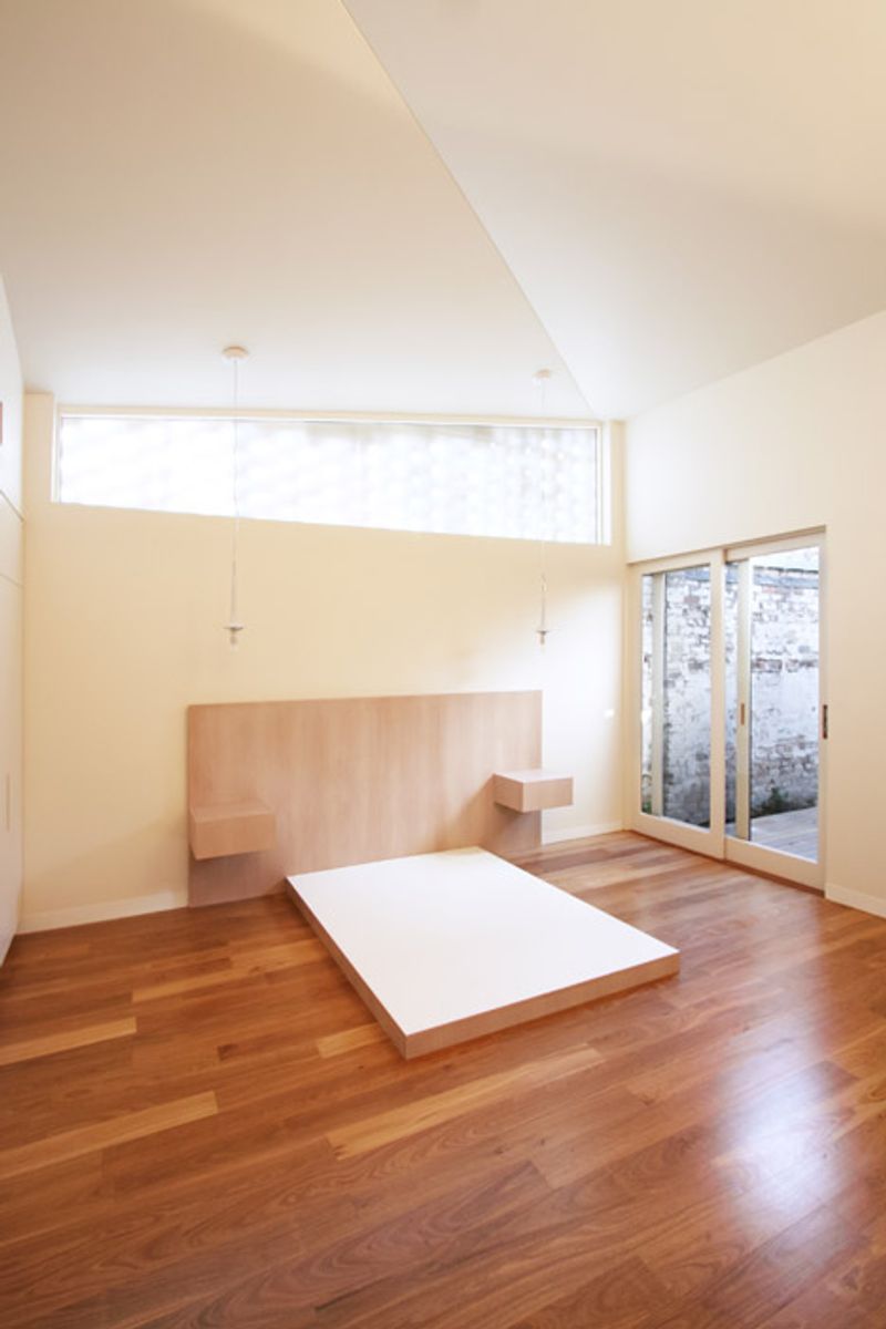 Five Courts House's Introverted Design Overcomes Its Gritty Site