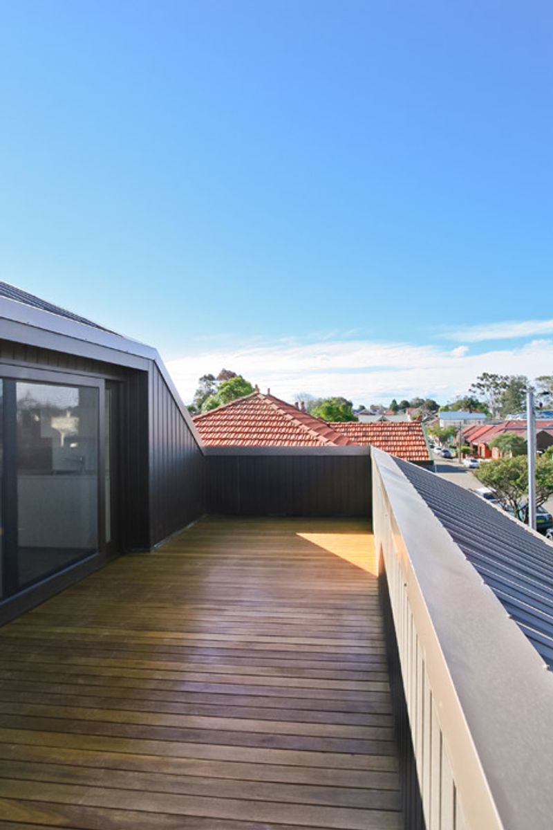 Five Courts House's Introverted Design Overcomes Its Gritty Site