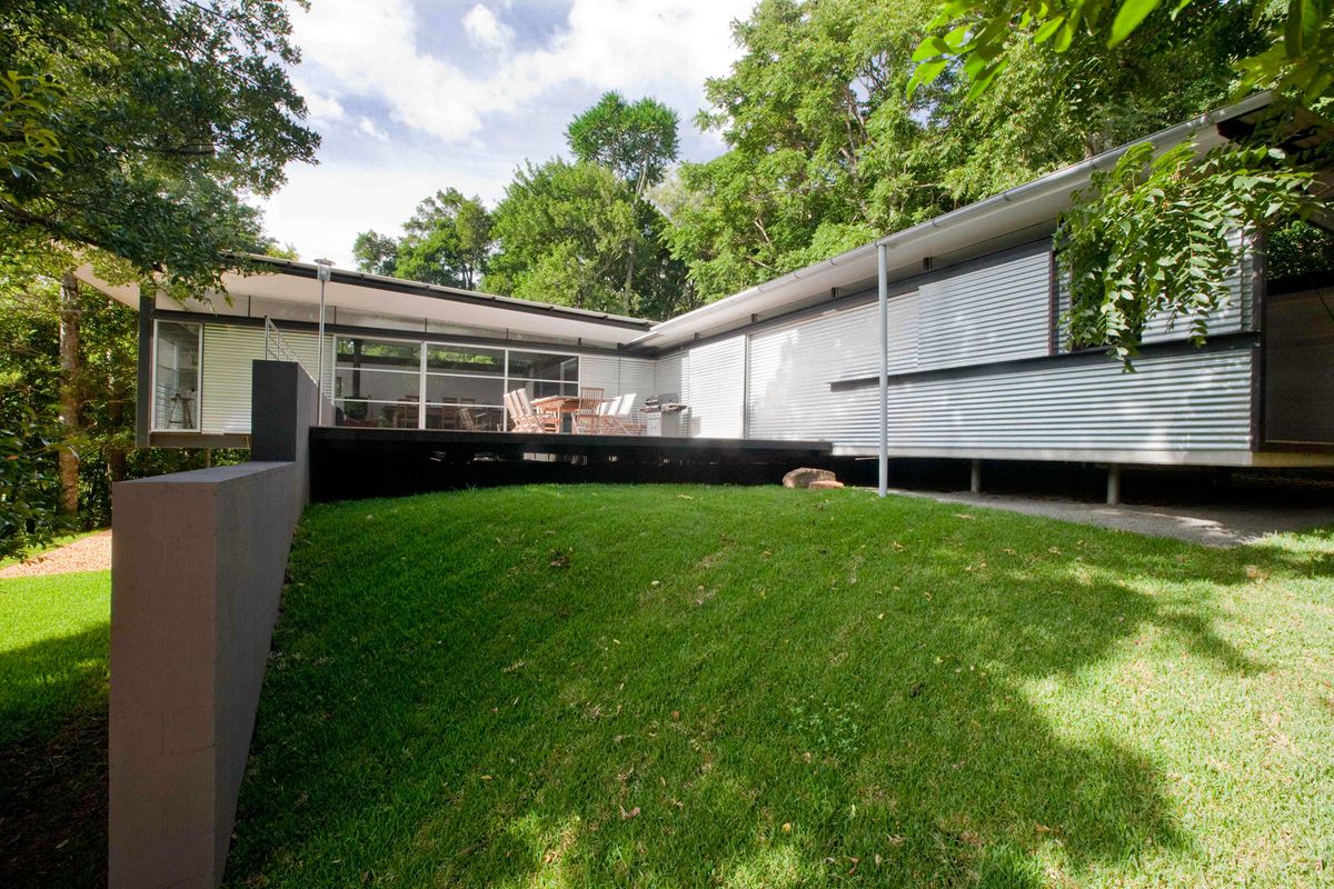 A Thoughtful Home for an Elderly Widower and His Visiting Family