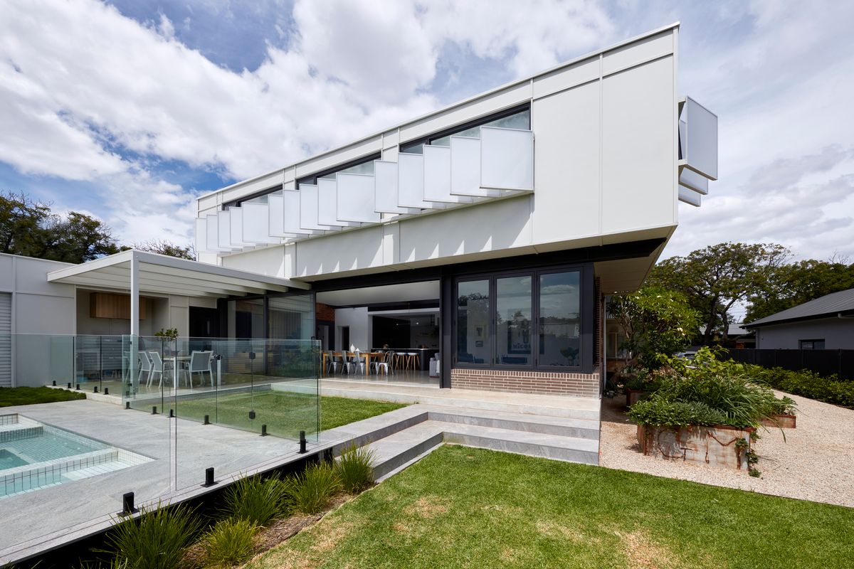 Clever Design Brings Light Into the Heart of this Bungalow