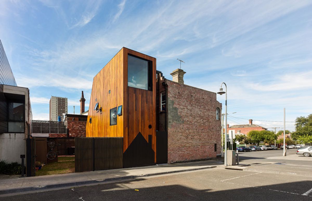 HOUSE House: A Single Building Extends Two Houses