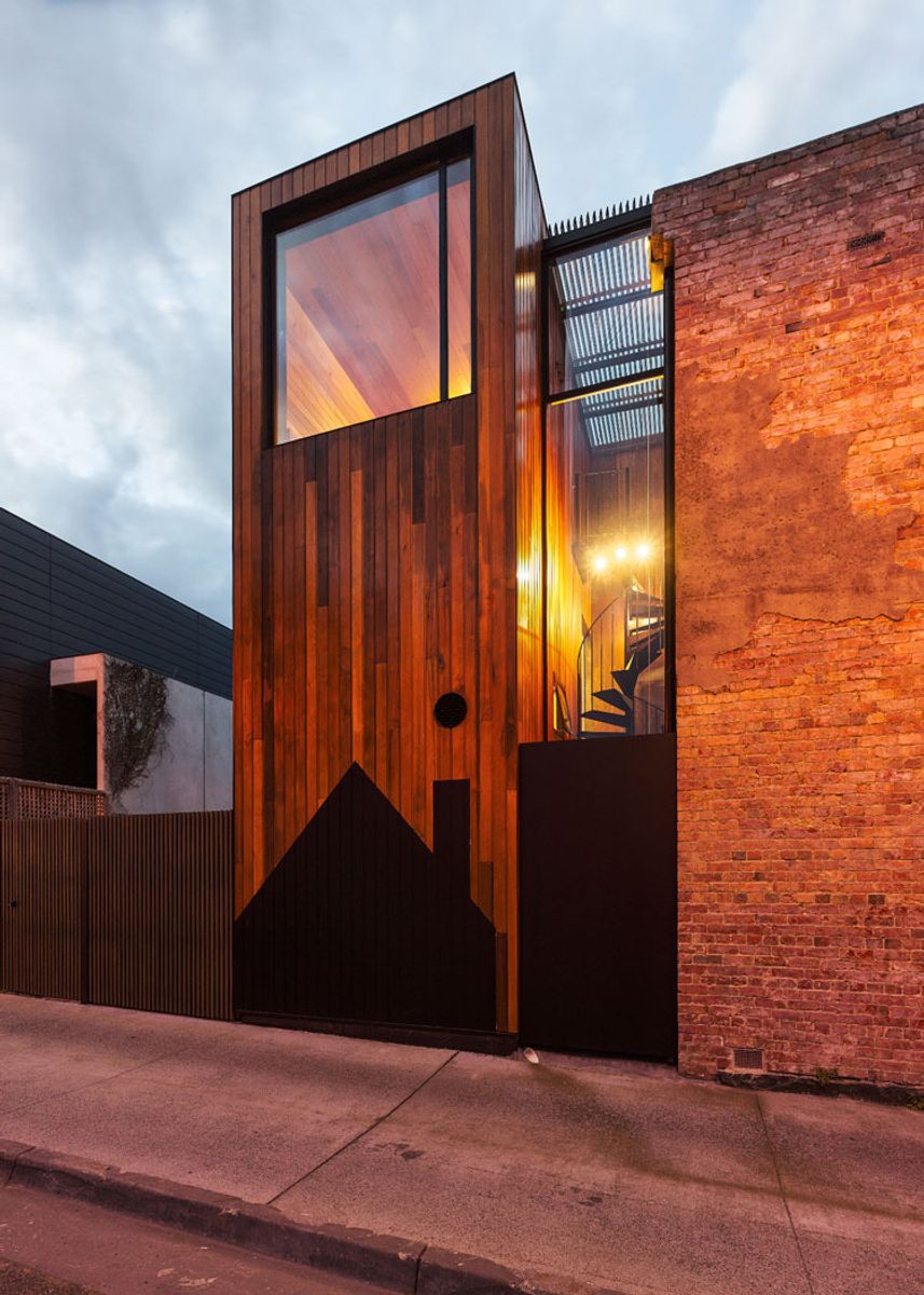 HOUSE House: A Single Building Extends Two Houses