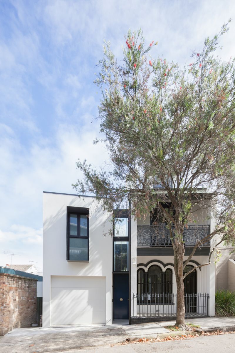 House McBeath a Tiny Terrace Gets a Modern Partner